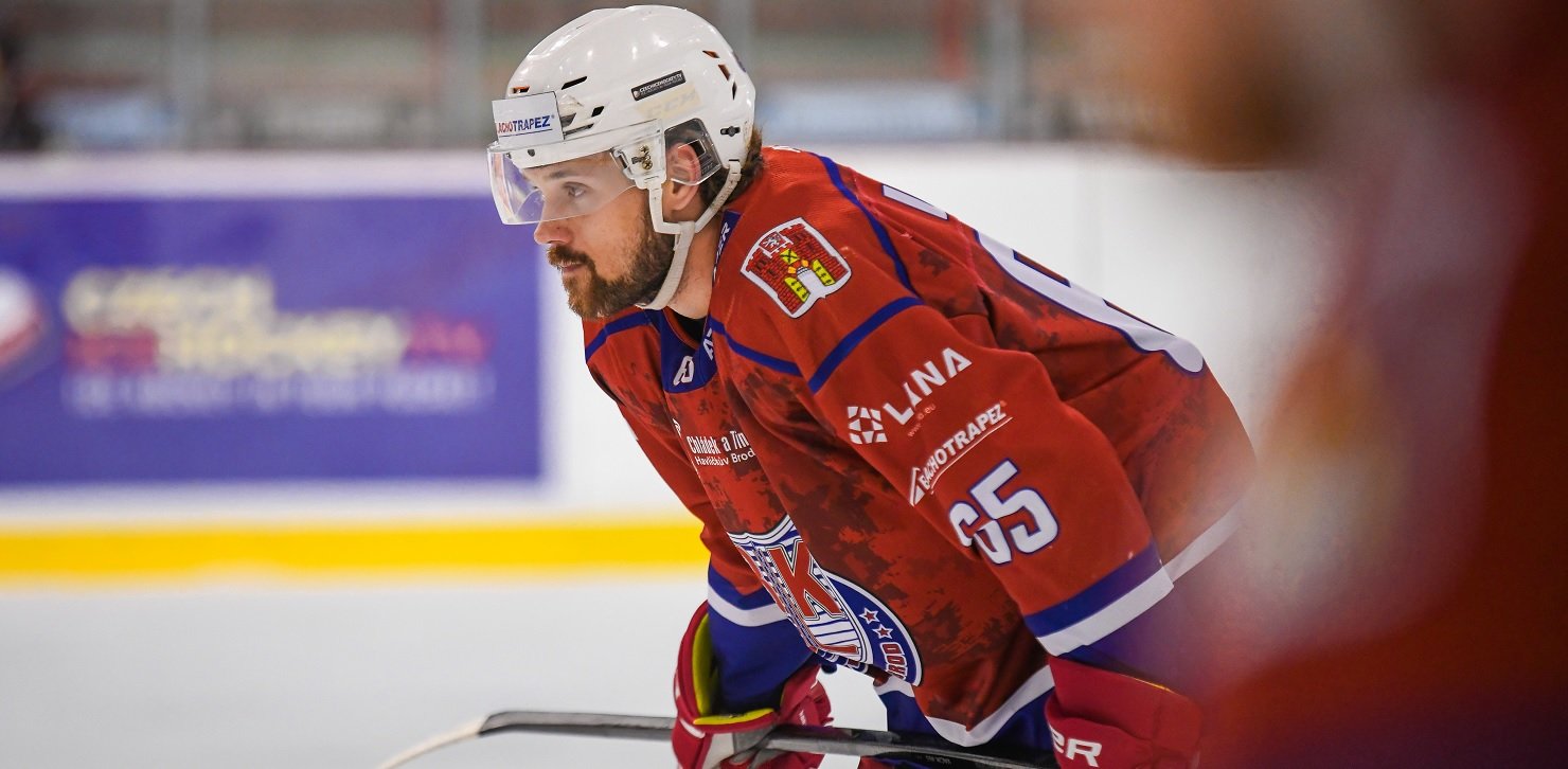 Že hraju v dresu po bráchovi? Není na mě kvůli tomu naštvaný, směje se ...