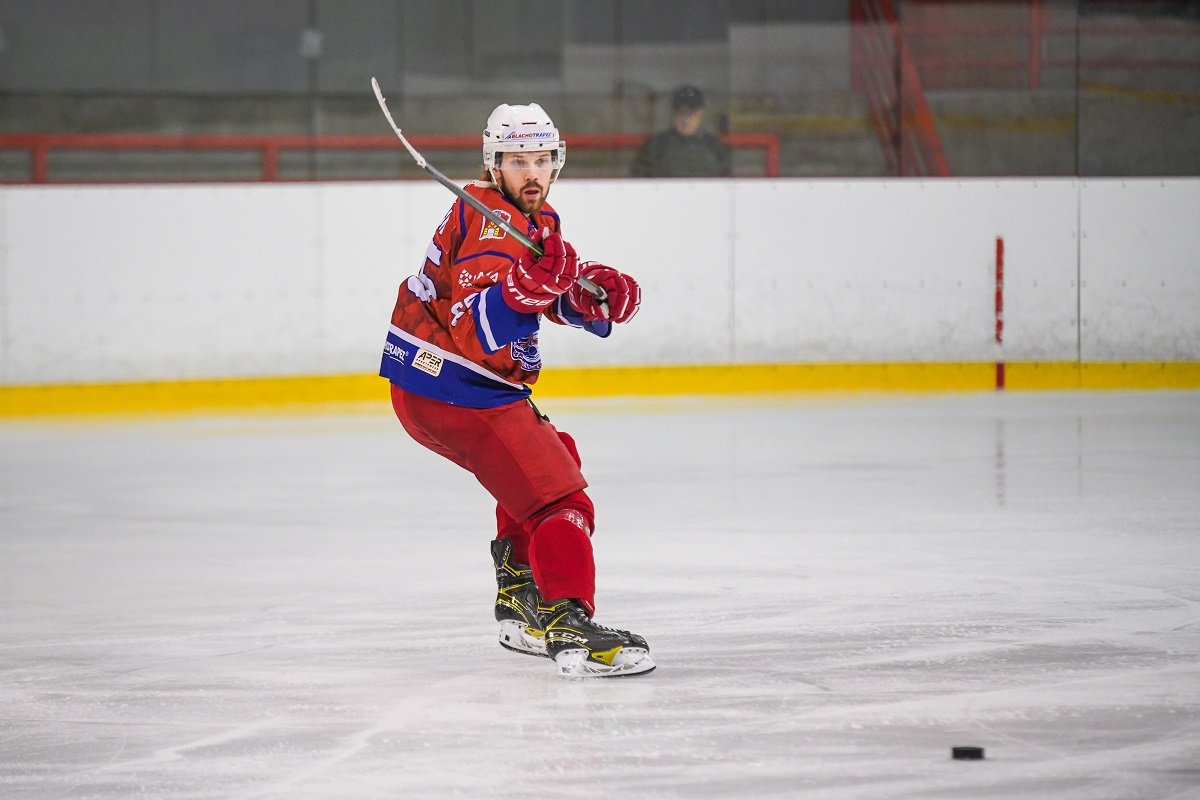 Že hraju v dresu po bráchovi? Není na mě kvůli tomu naštvaný, směje se ...